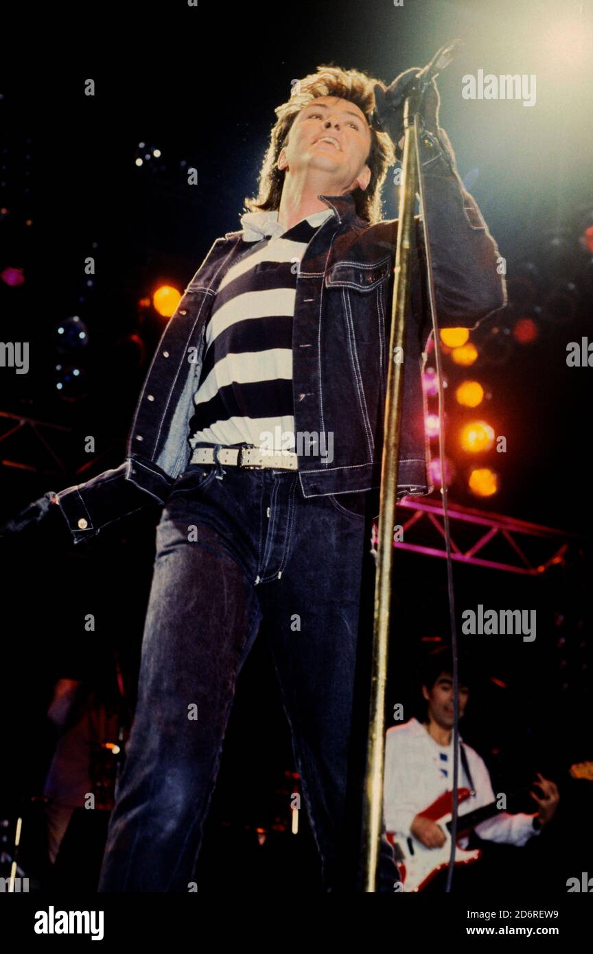 Paul Young & The Royal Family live at Wembley Arena. London, 12.12.1984 ...