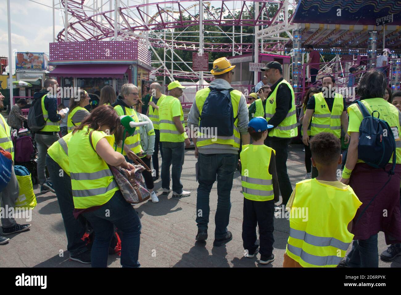 Paris yellow vests hi-res stock photography and images - Alamy