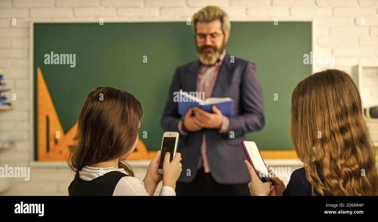 Problem of smartphones in schools. Have fun with smartphone instead ...