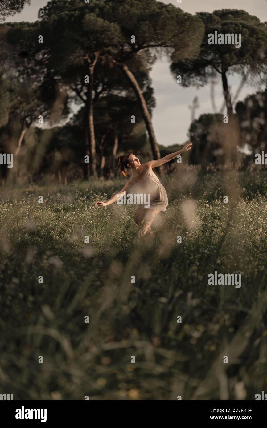 Ballerina barefoot dance dance hi-res stock photography and images - Alamy