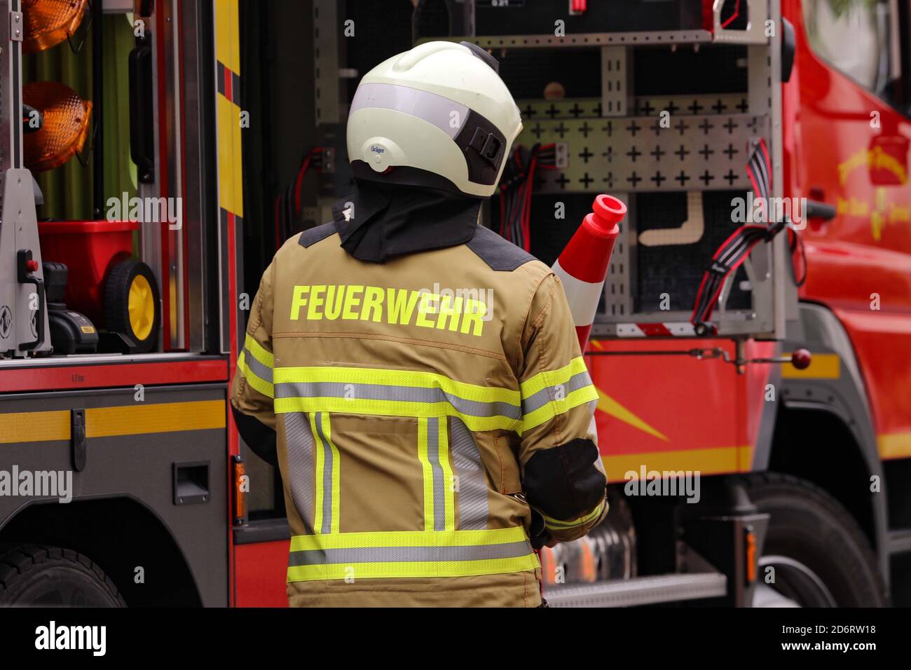 Fireman helmet logo hi-res stock photography and images - Alamy