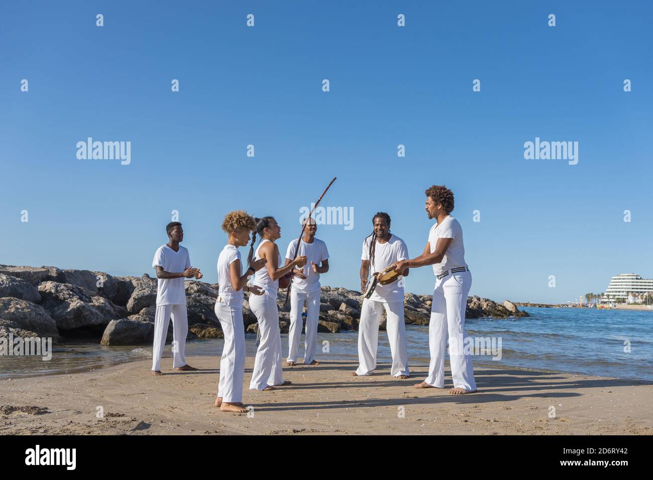 People playing musical instruments hi-res stock photography and images ...
