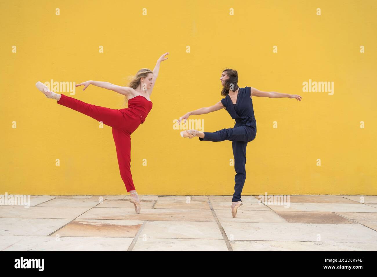 Women full length side movement hi-res stock photography and images - Alamy
