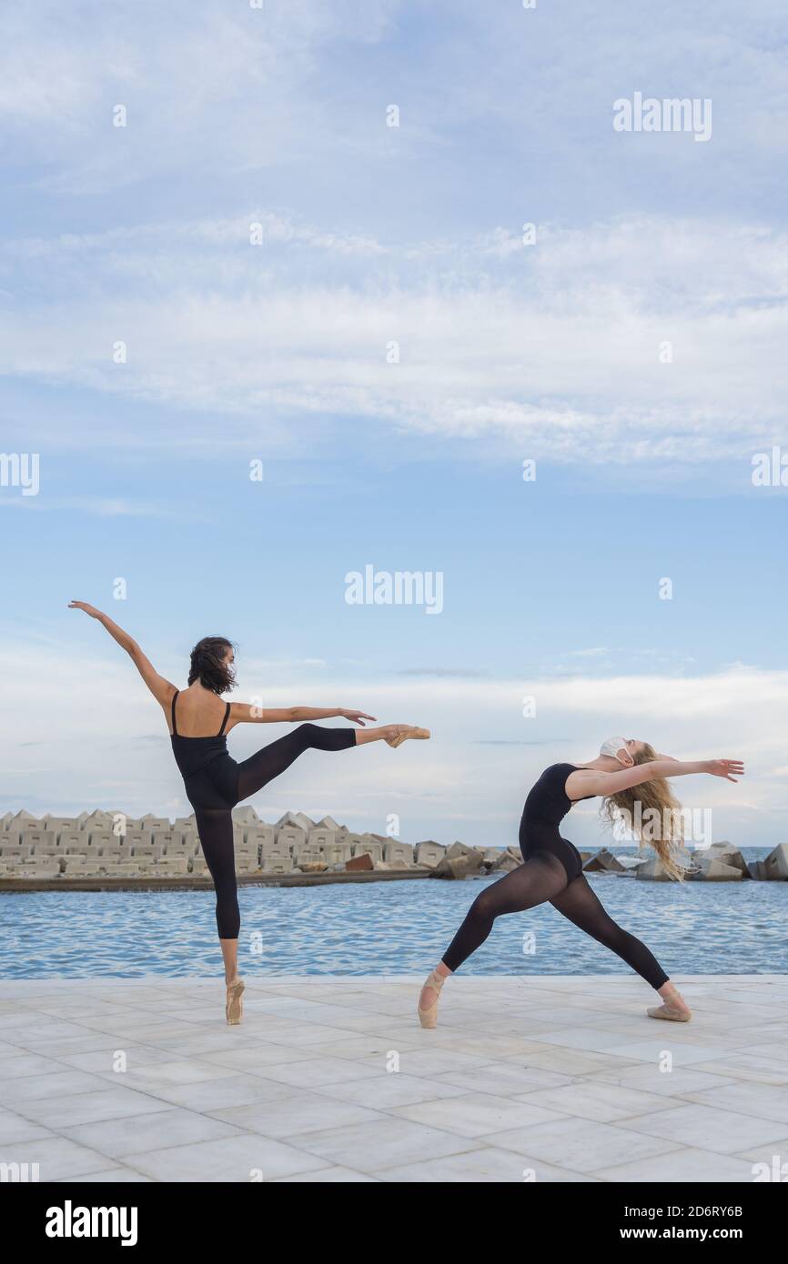 Synchronous dance hi-res stock photography and images - Alamy