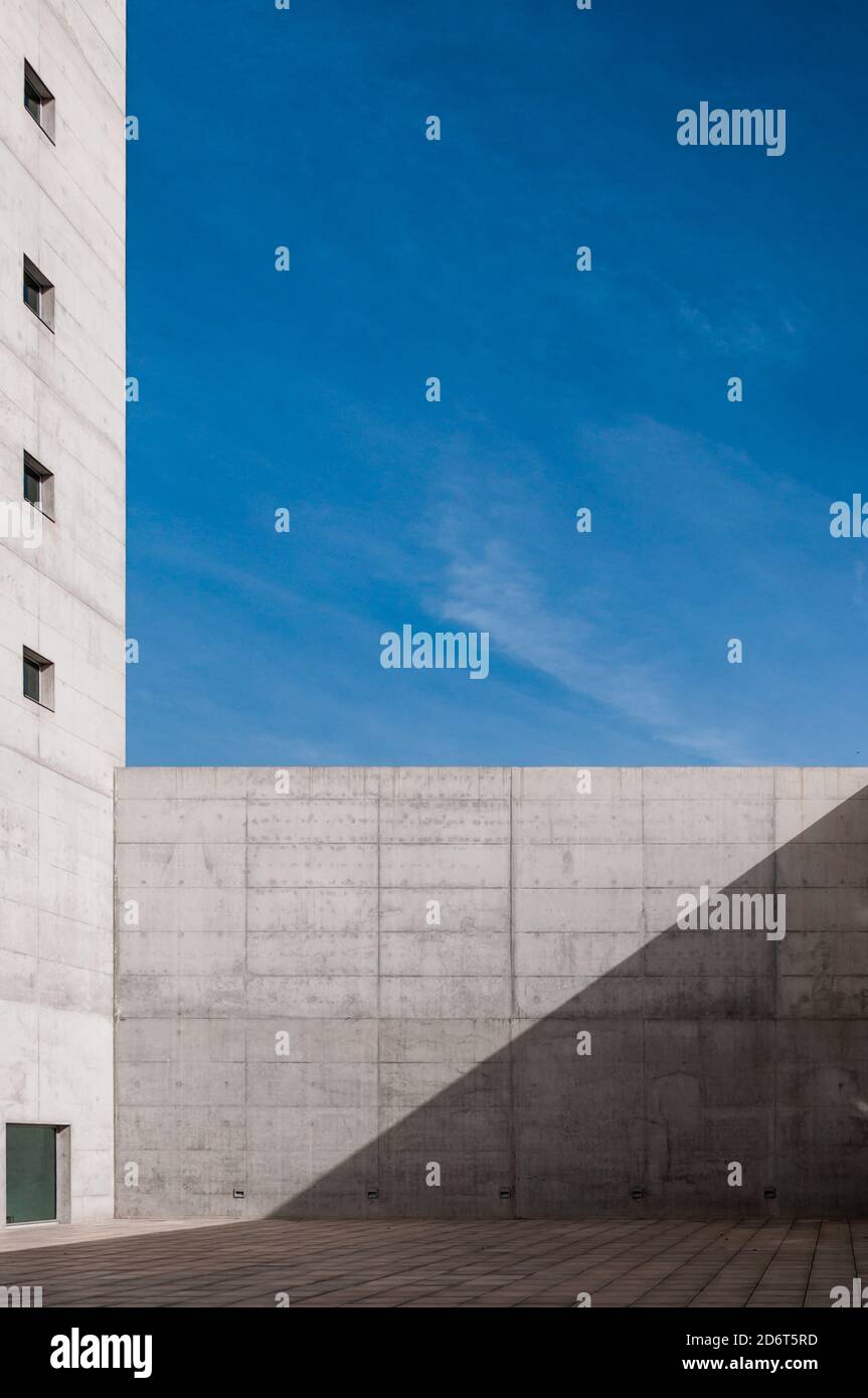 Brutalist walkway hi-res stock photography and images - Alamy