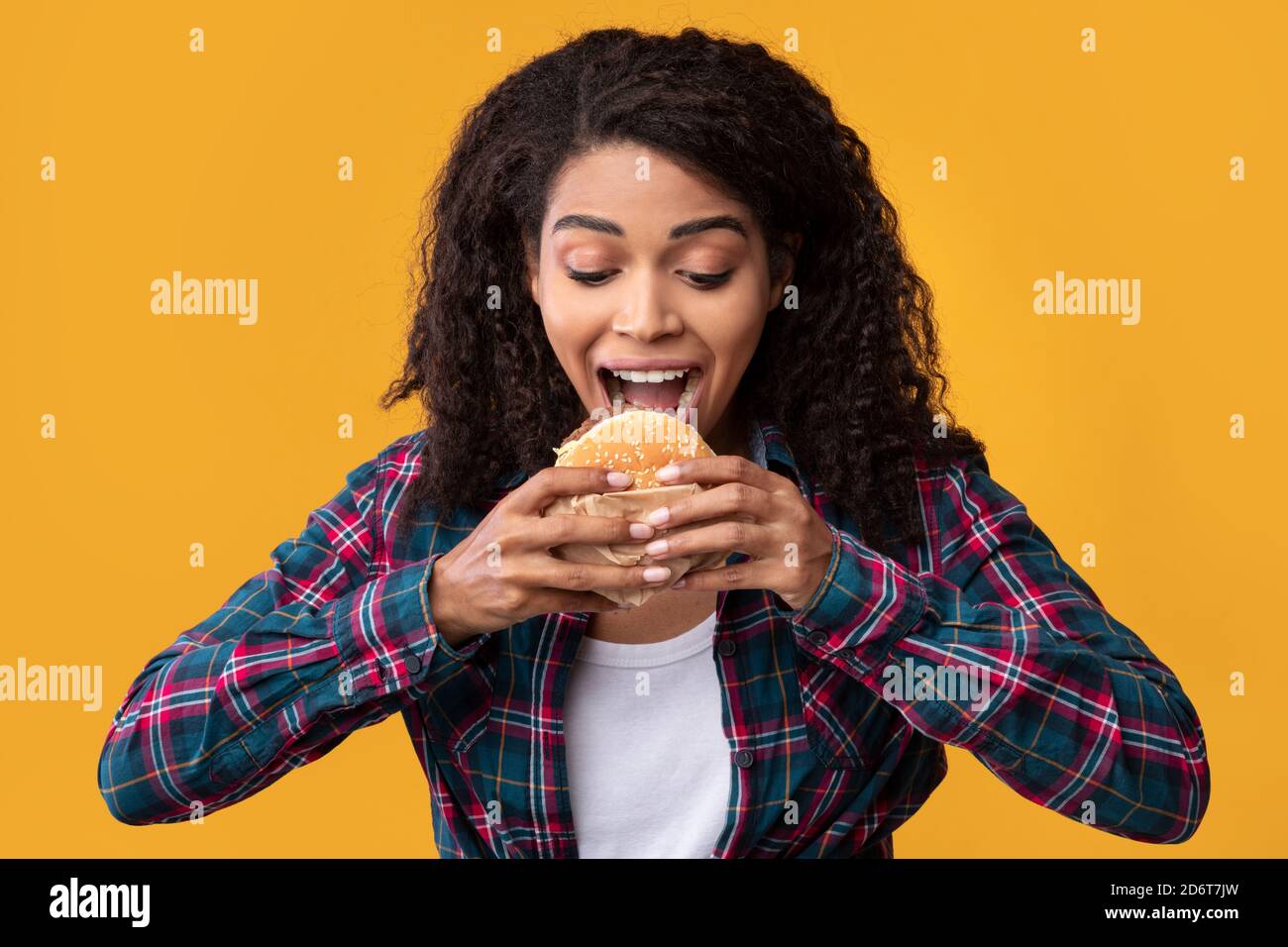 Young woman eating sandwich model hi-res stock photography and images ...
