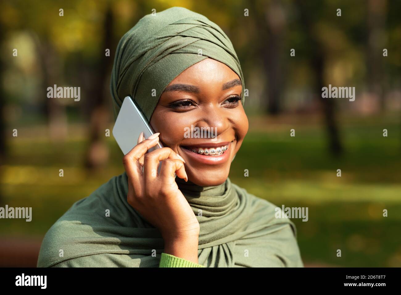 Female muslim talk hi-res stock photography and images - Alamy
