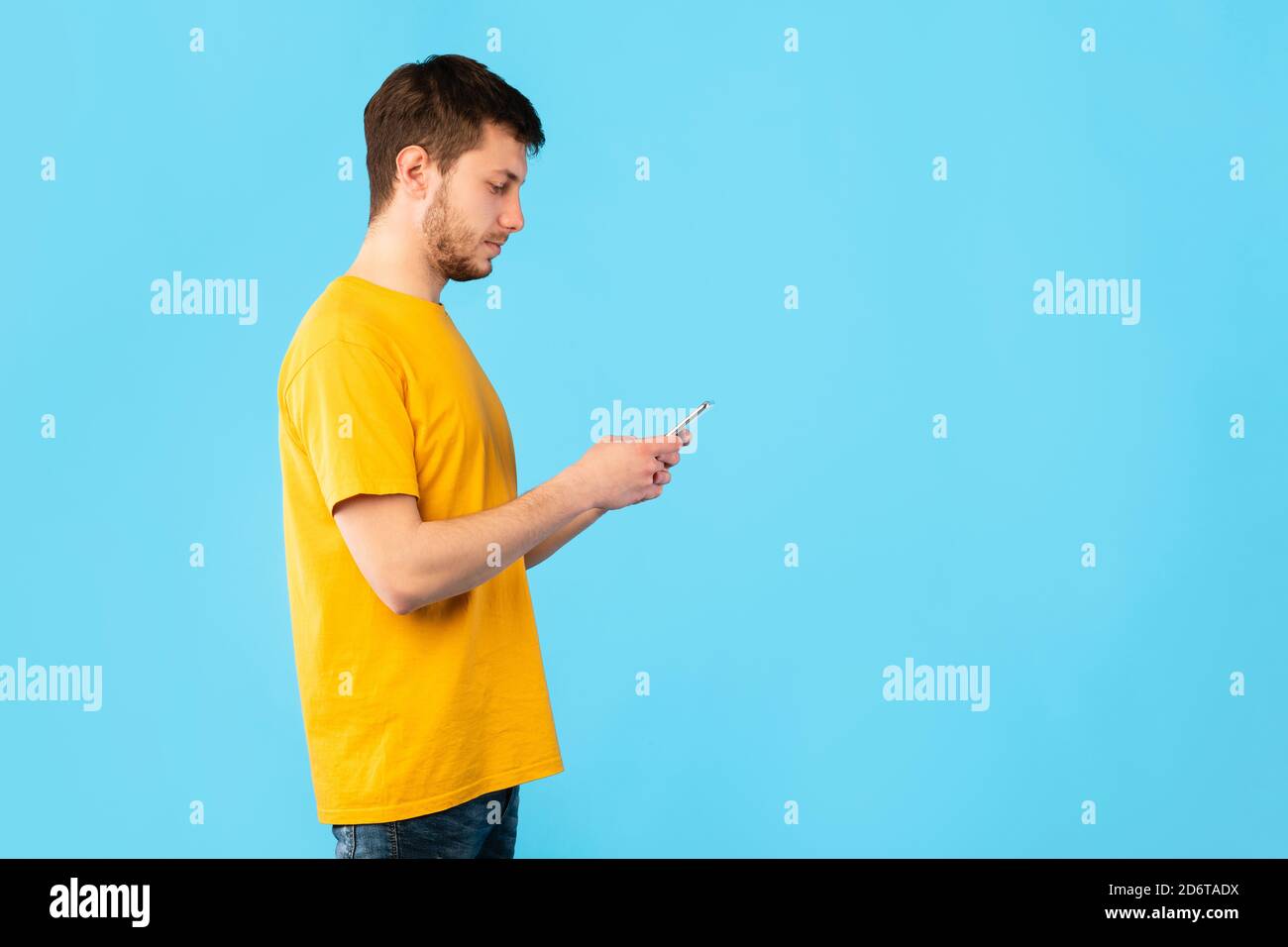 Portrait of young man using his mobile phone Stock Photo - Alamy