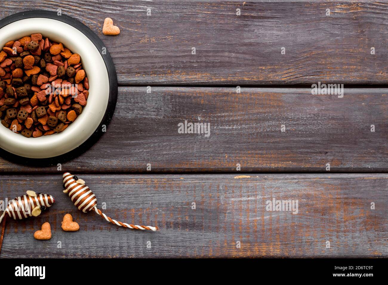Pet food and cat treats, overhead view Stock Photo - Alamy