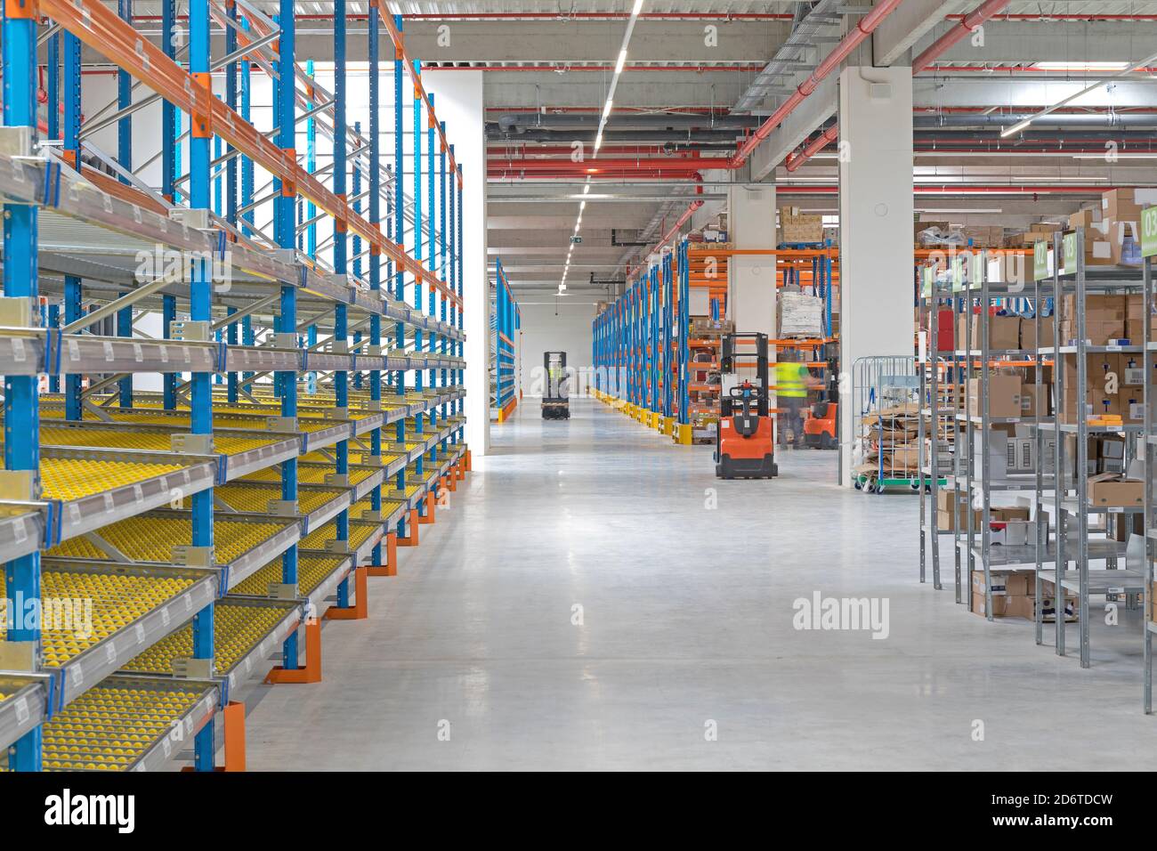Gravity Flow Rack Shelving in Distribution Warehouse Stock Photo - Alamy