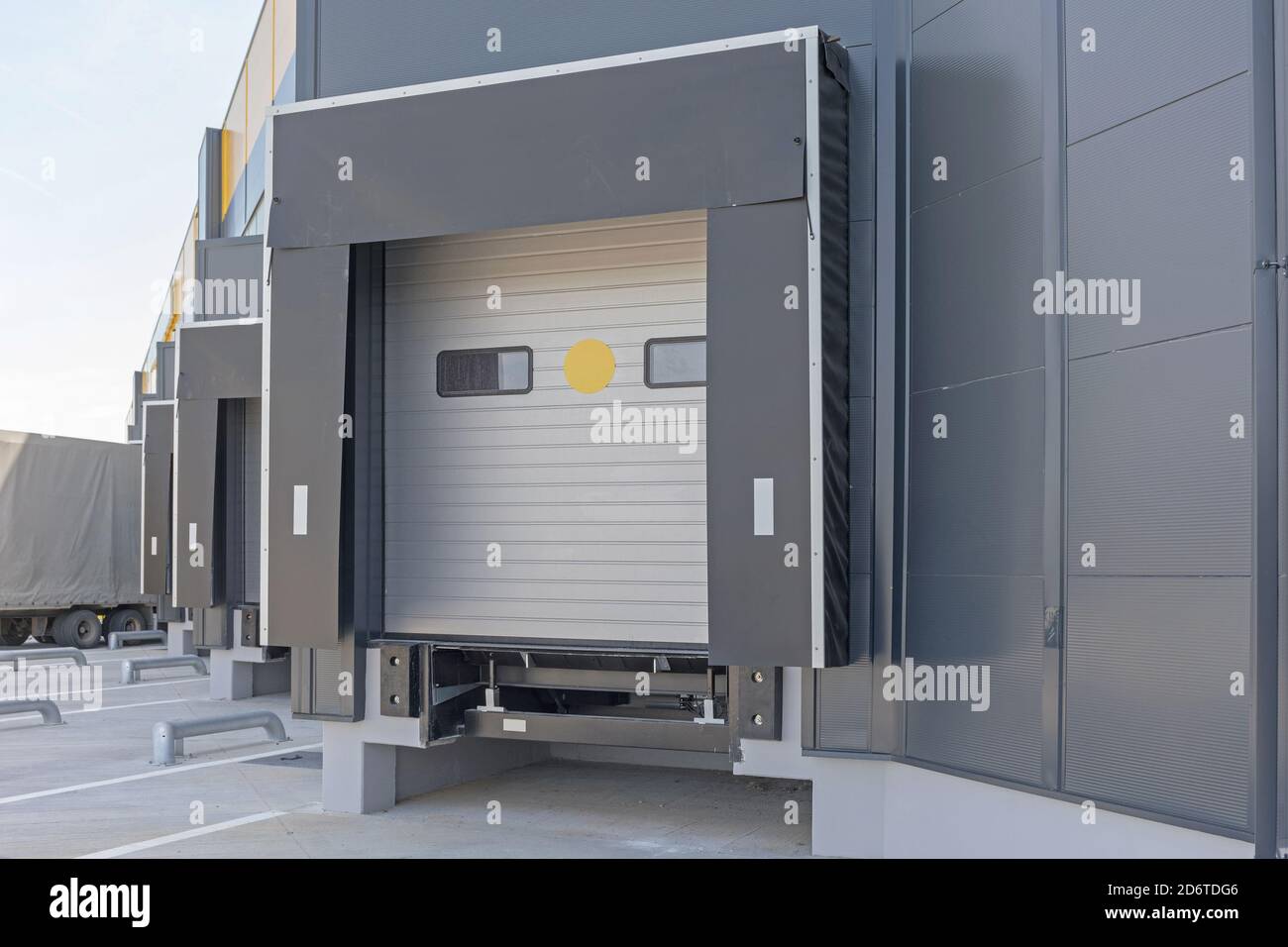 Cargo door hi-res stock photography and images - Alamy