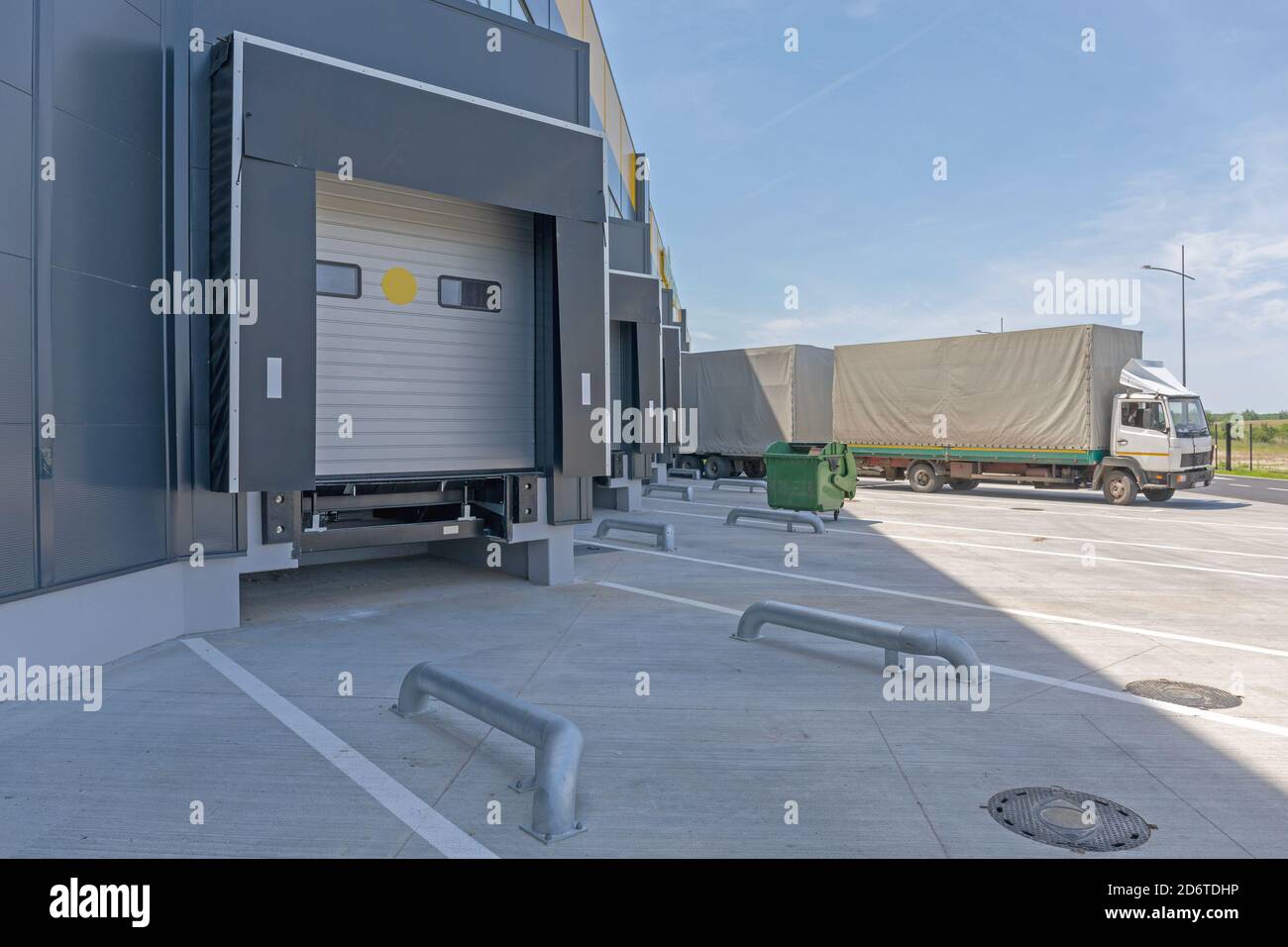 Truck at Cargo Dock Bay Distribution Warehouse Stock Photo - Alamy