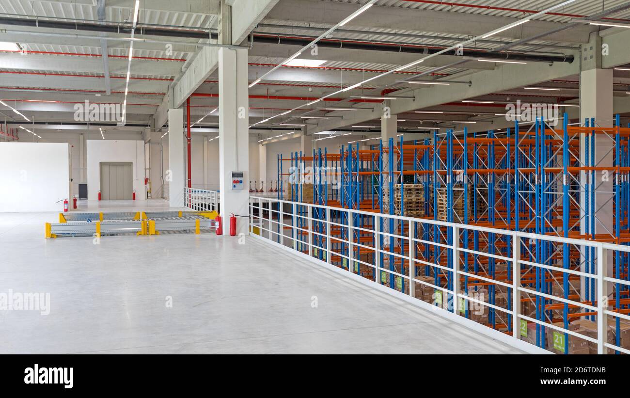 Empty Floor Space in Distribution Warehouse Interior Stock Photo - Alamy