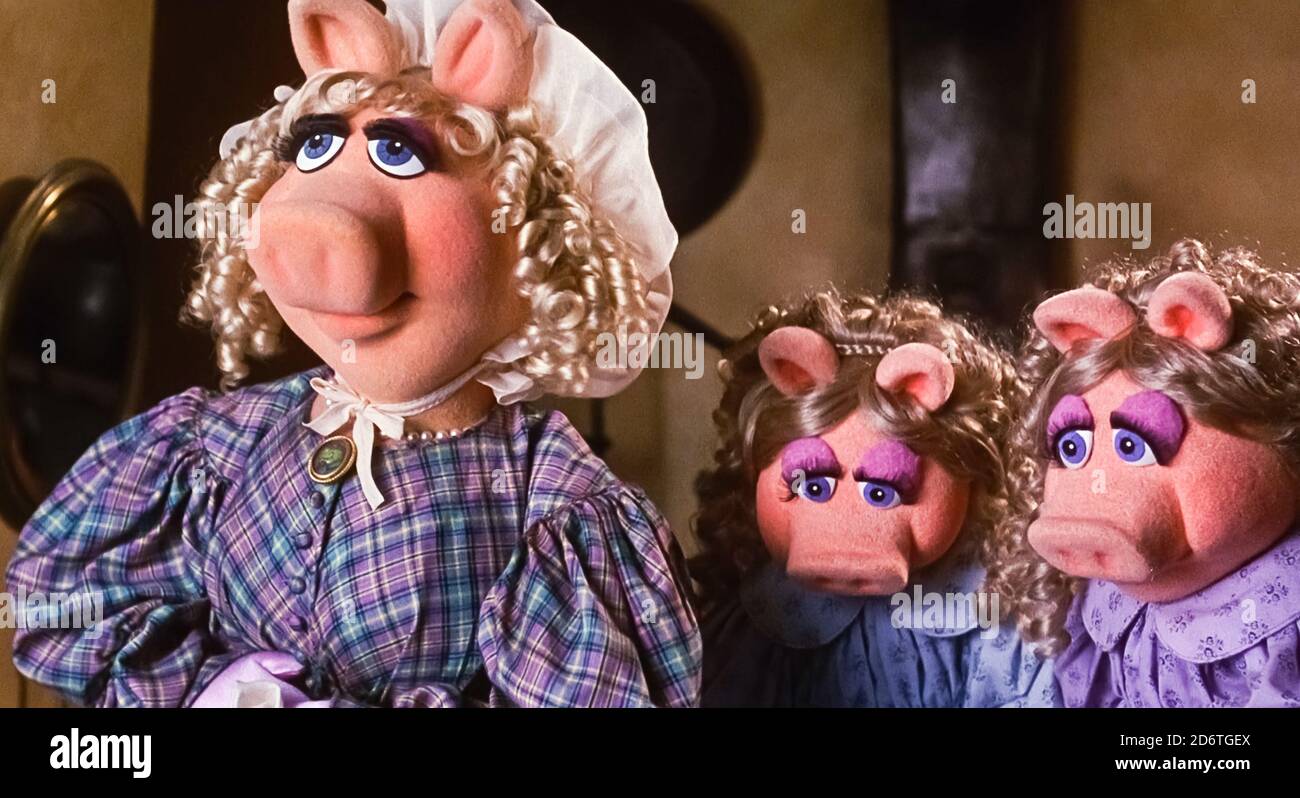 Miss piggy christmas carol hi-res stock photography and images - Alamy
