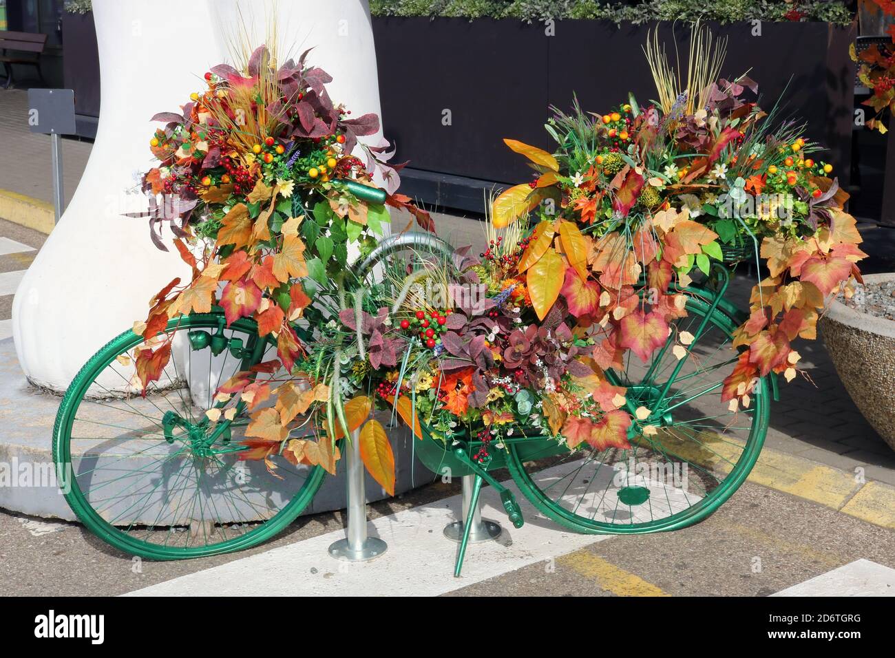 Wheel autumn leaves wall autumn hi-res stock photography and images - Alamy