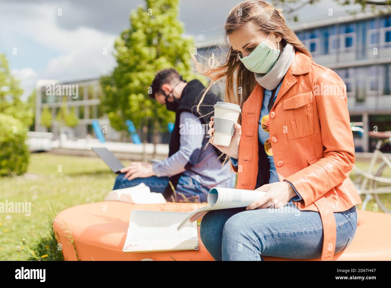 College people wearing mask hi-res stock photography and images - Alamy