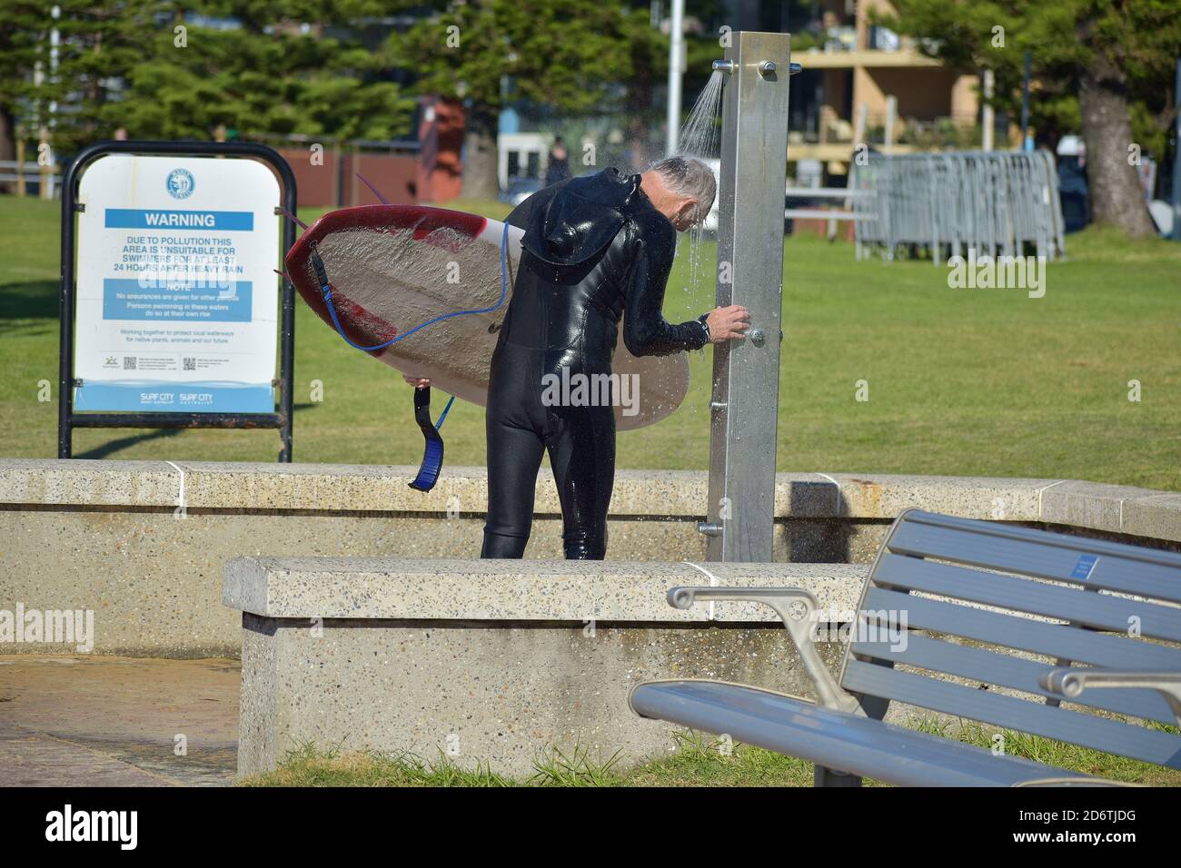 Surfer washing surfboard hi-res stock photography and images - Alamy