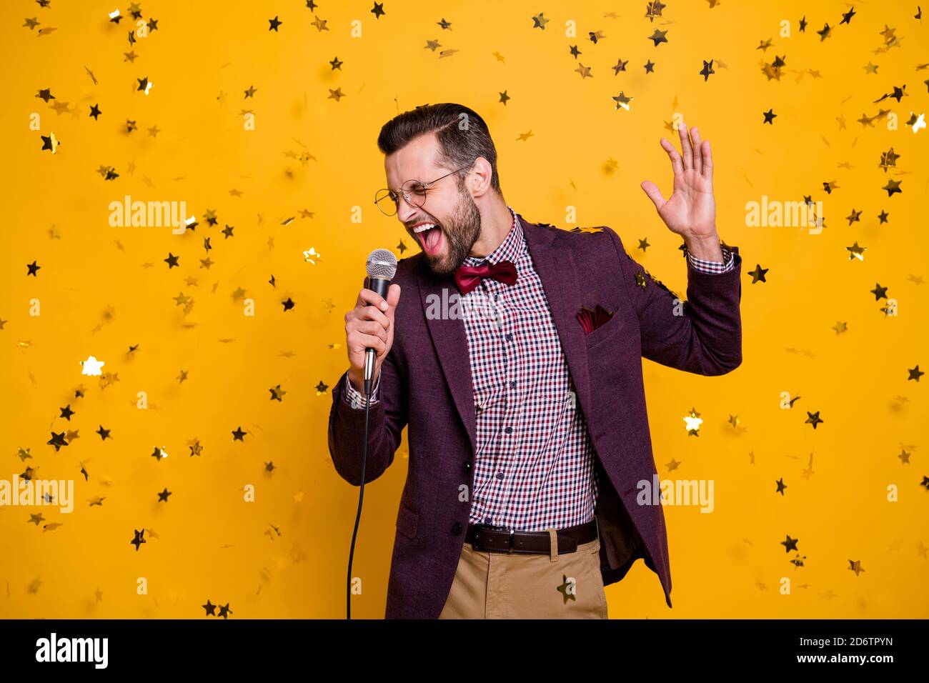 Man shouting mic hi-res stock photography and images - Alamy