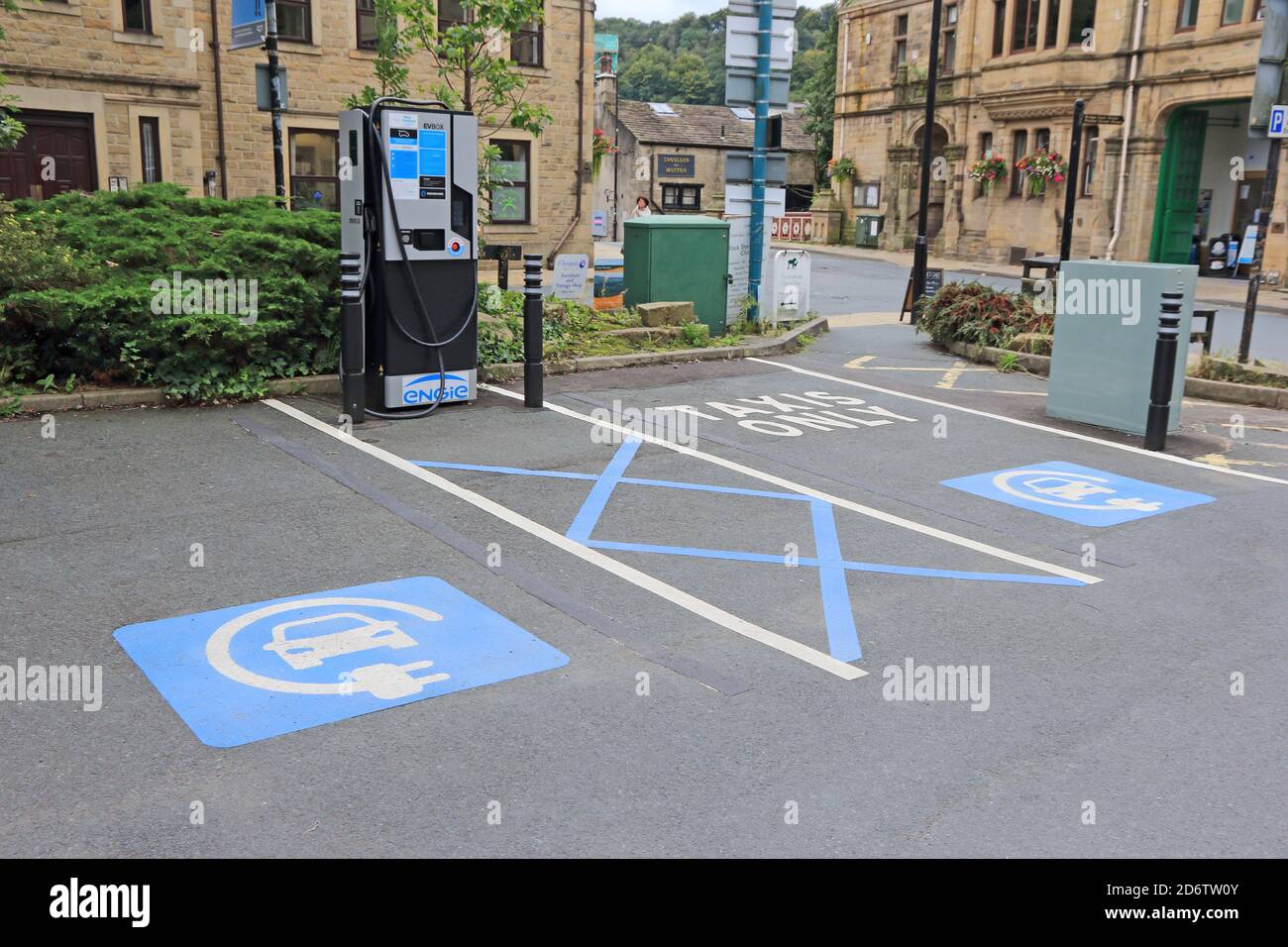 Electric vehicle charging hi-res stock photography and images - Alamy