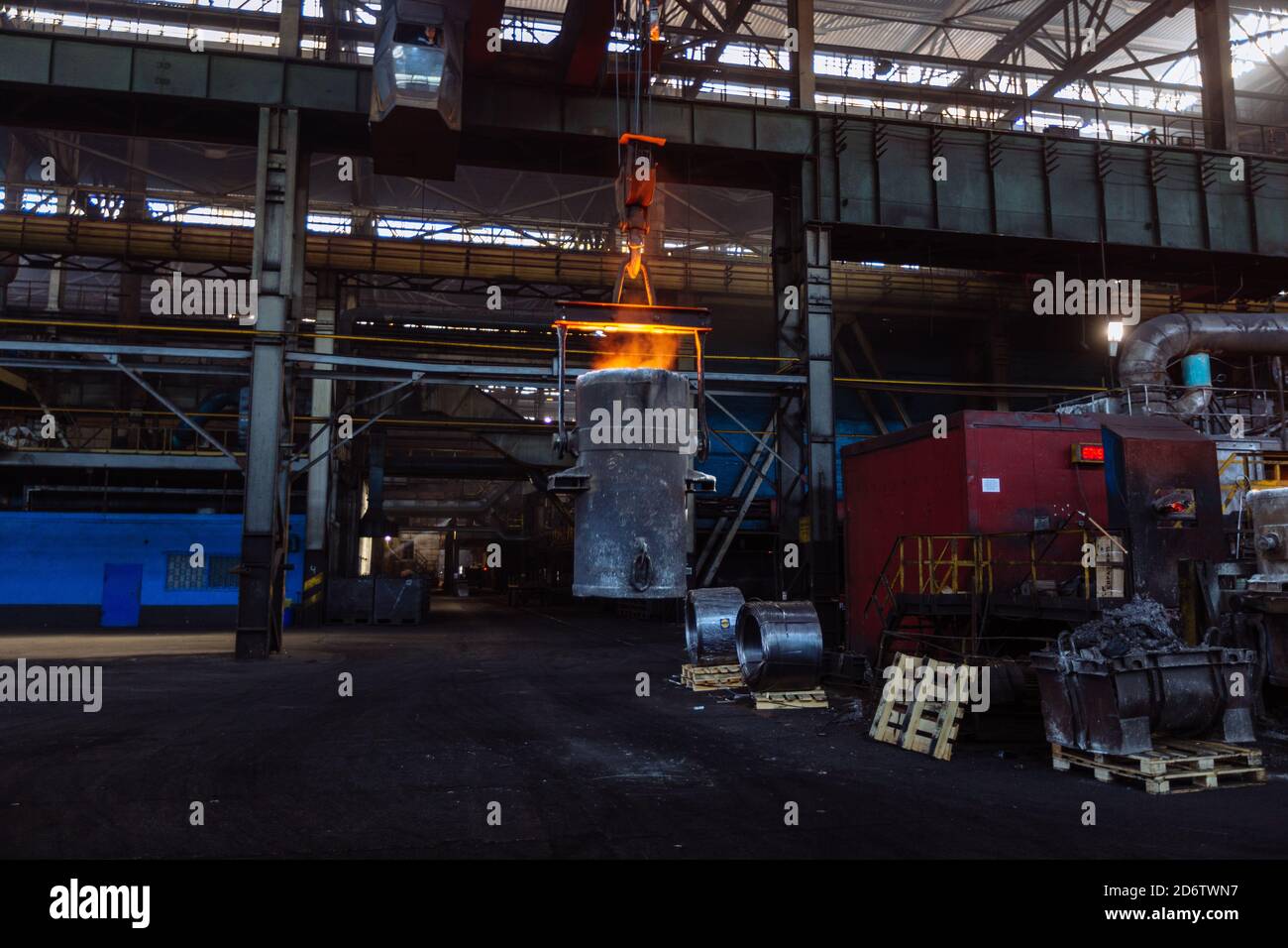 Molten metal ladle hi-res stock photography and images - Alamy