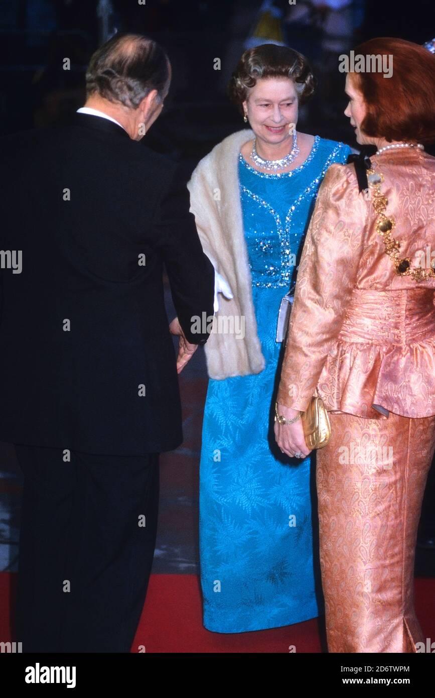 Queen elizabeth ii evening dress hi-res stock photography and images ...