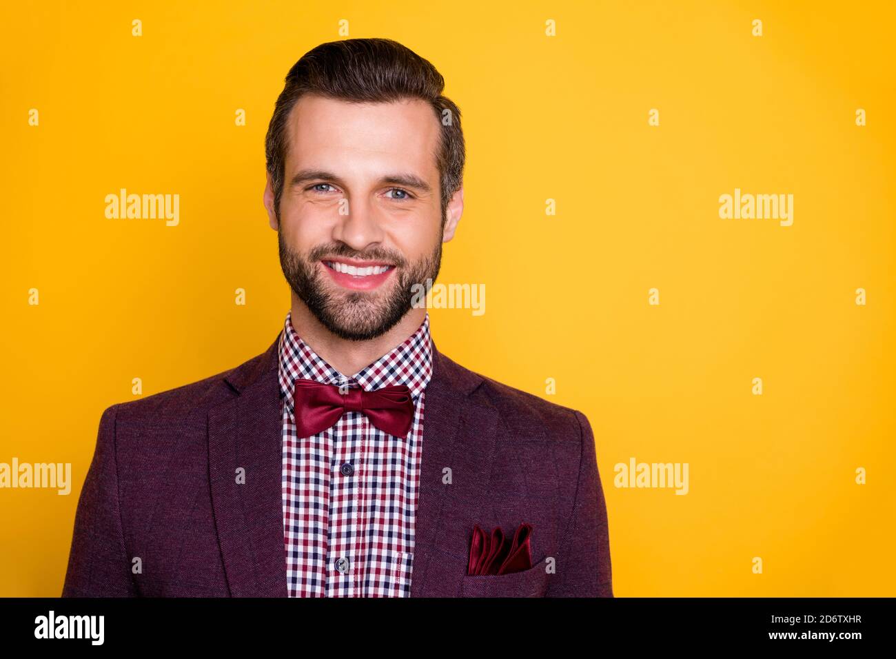 Close-up portrait of his he nice attractive unshaven cheerful cheery ...
