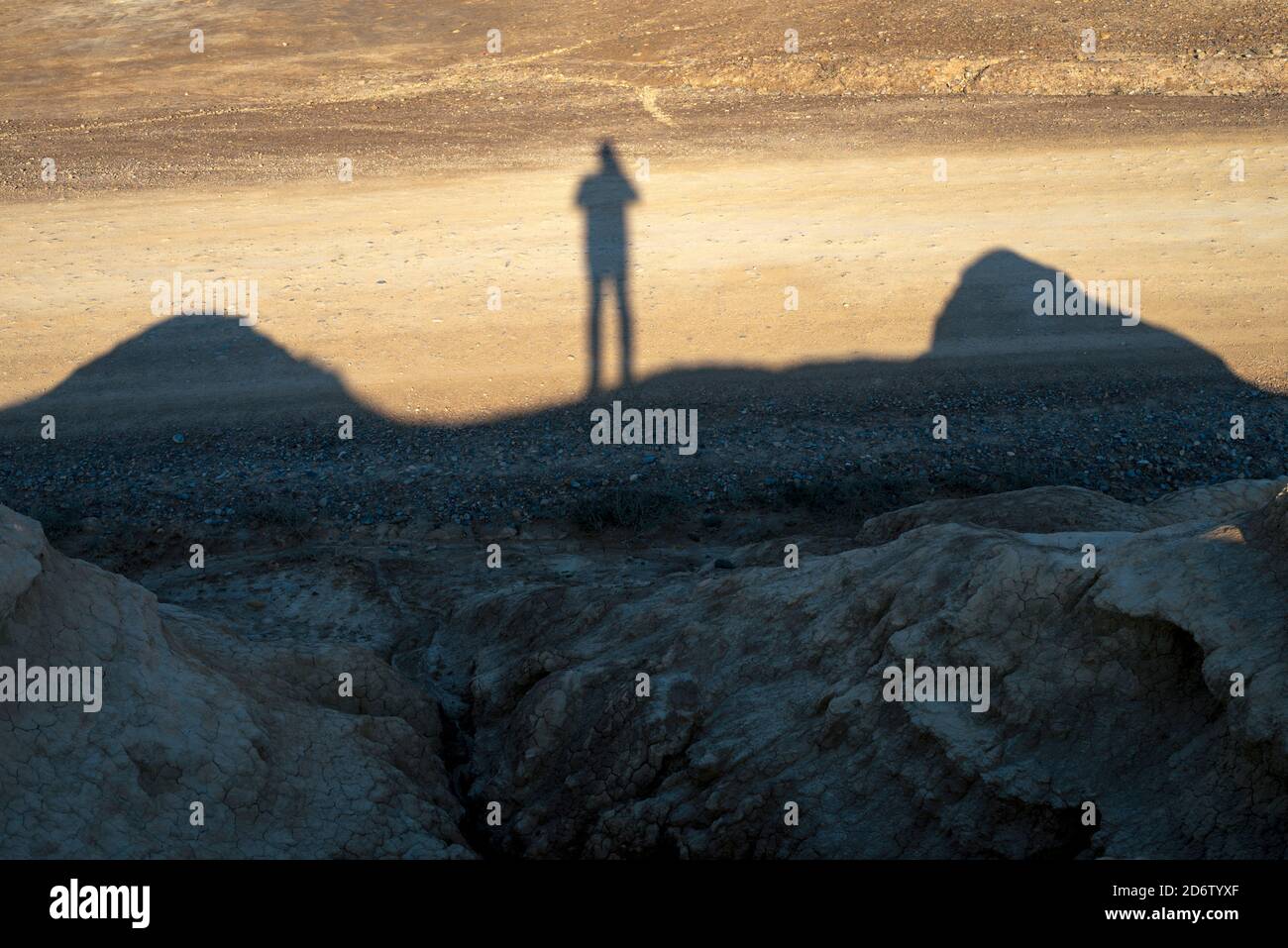 Shadow man in desert hi-res stock photography and images - Alamy