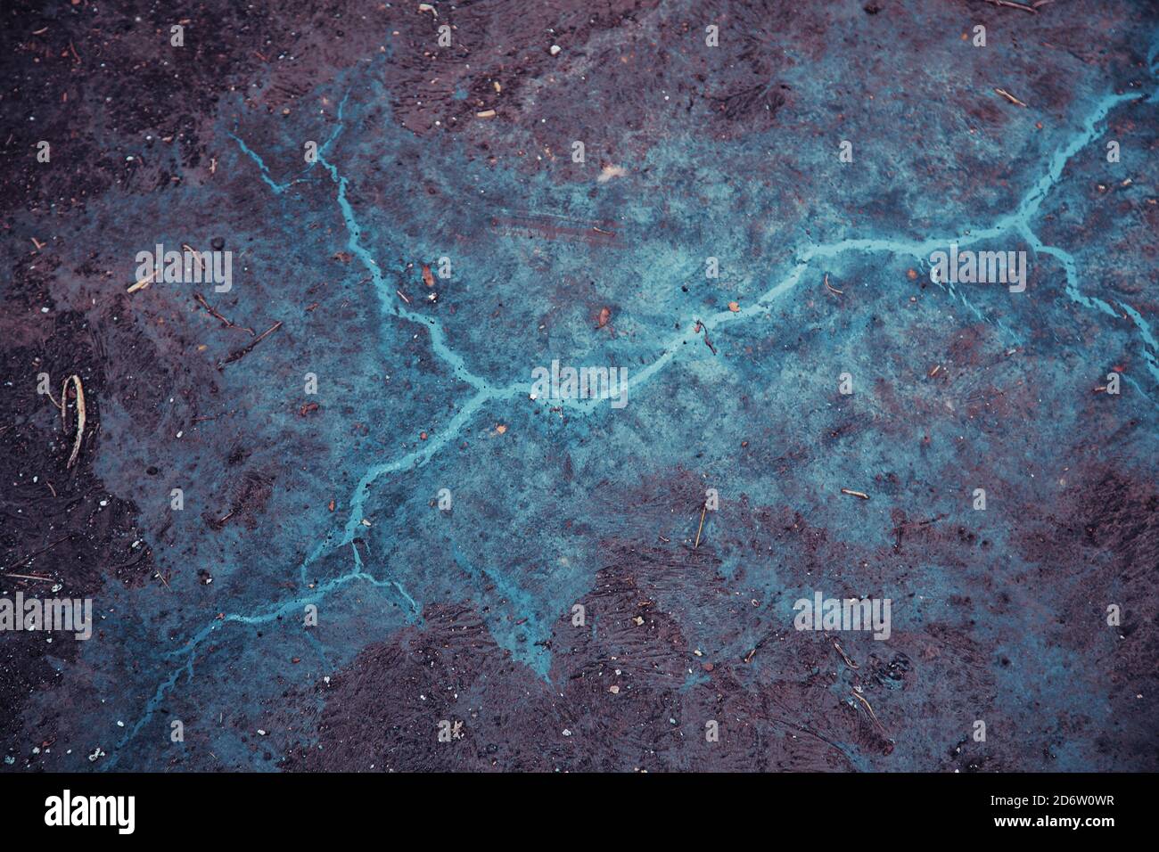 Solidified oil texture with crack in liquid form Stock Photo - Alamy