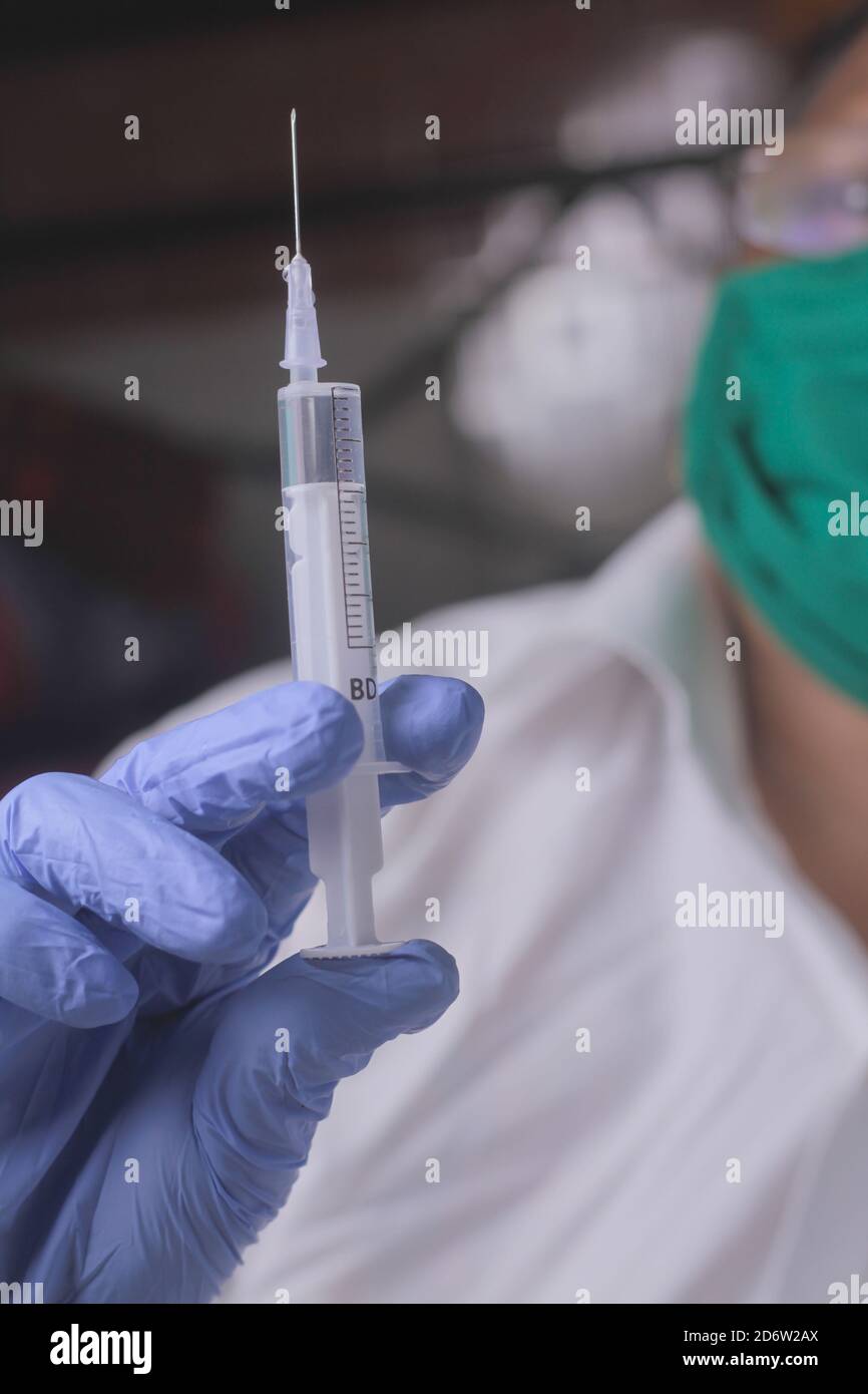 Women syringe drug hand hi-res stock photography and images - Alamy