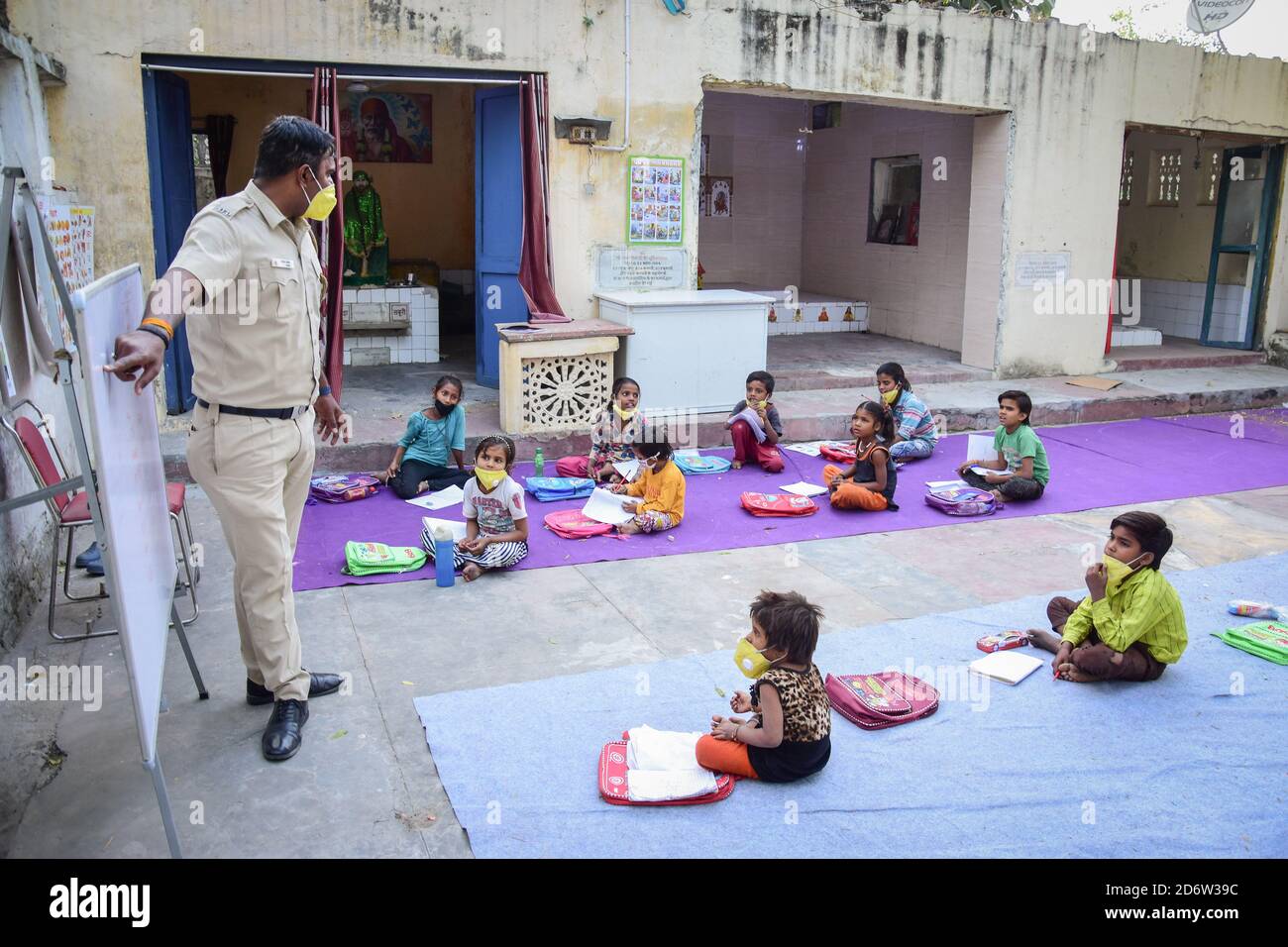 Police teaching children hi-res stock photography and images - Alamy
