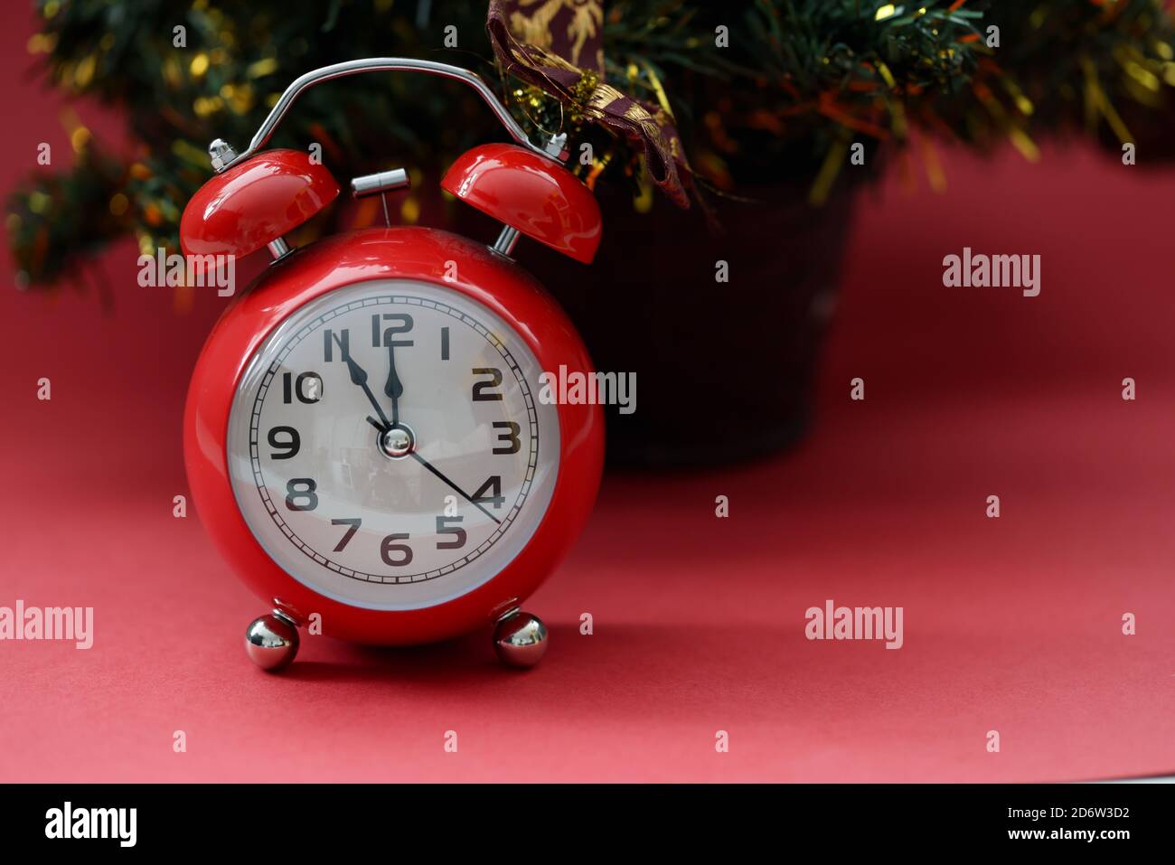 Red arrow clock at midnight stands behind New Year tree Stock Photo - Alamy