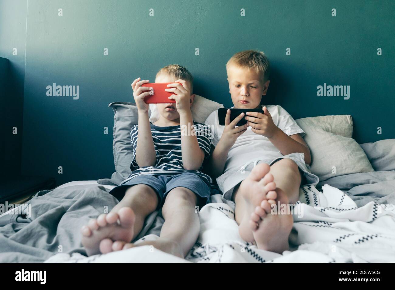 boys with mobile phones Stock Photo - Alamy