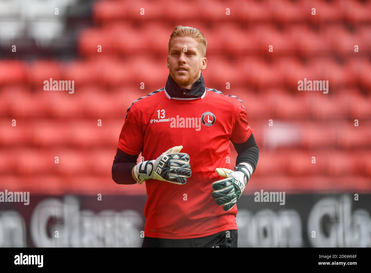 Ben Amos (13) of Charlton Athletic warms up before ko Stock Photo - Alamy