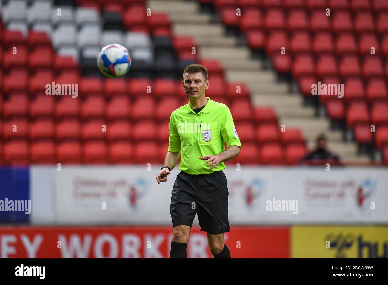 referee Ollie Yates in charge today Stock Photo - Alamy