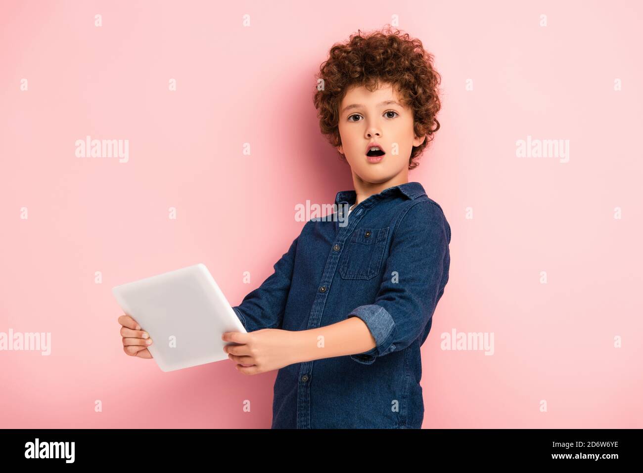 Tablet shocked boy hi-res stock photography and images - Alamy
