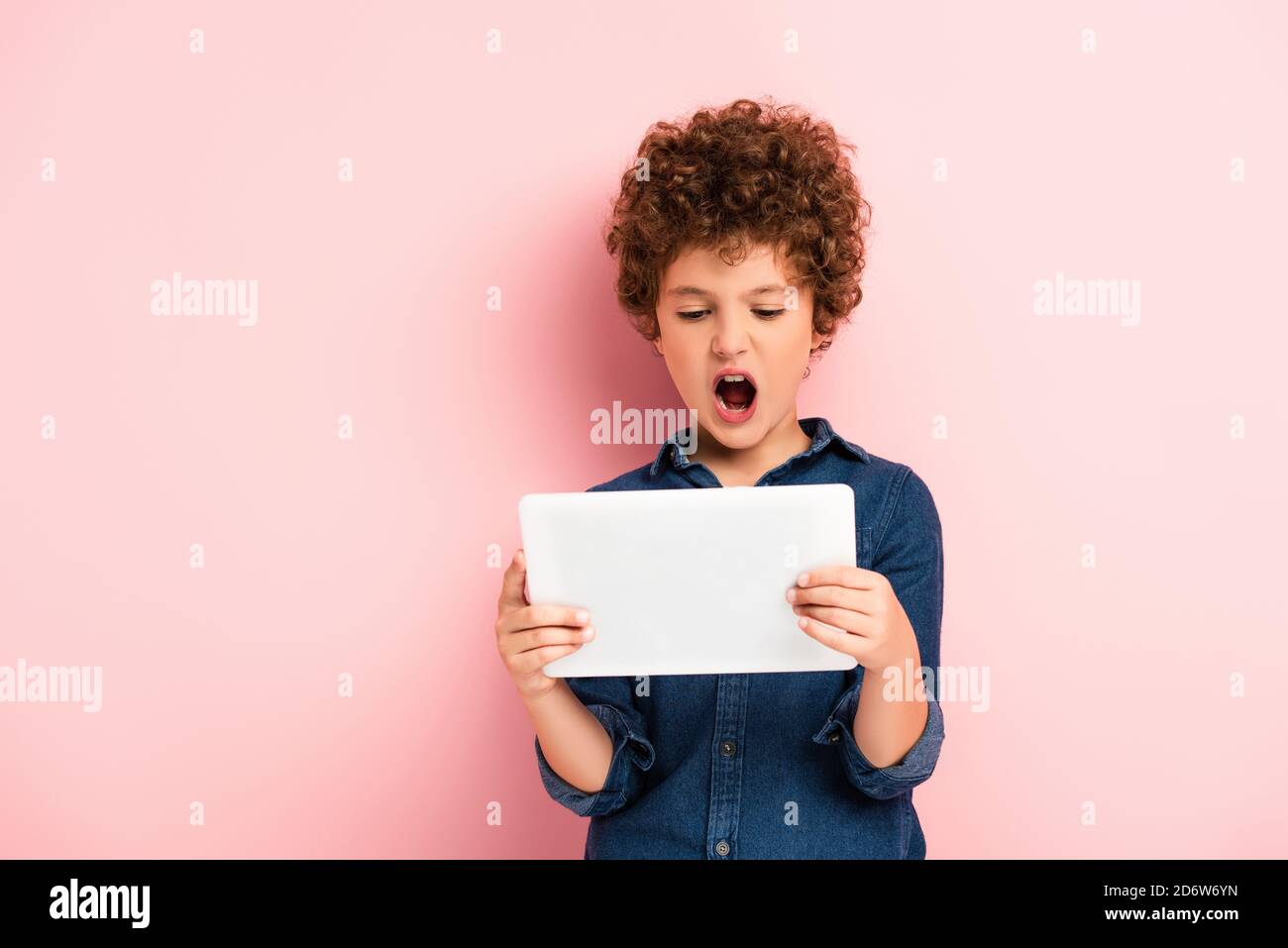 Kid screaming hi-res stock photography and images - Alamy