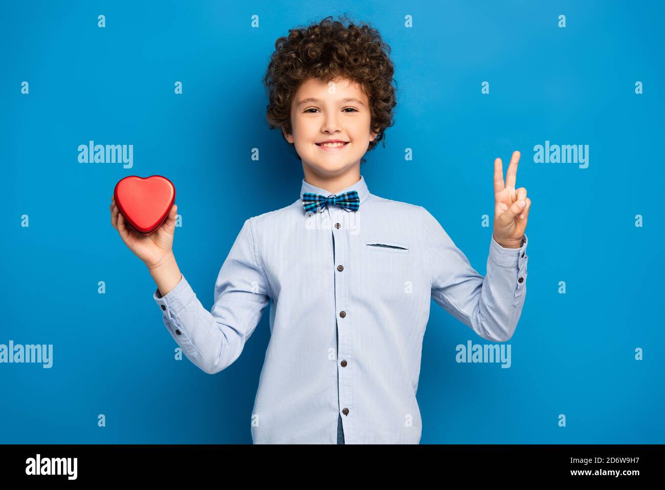 Boy showing peace sign hi-res stock photography and images - Alamy