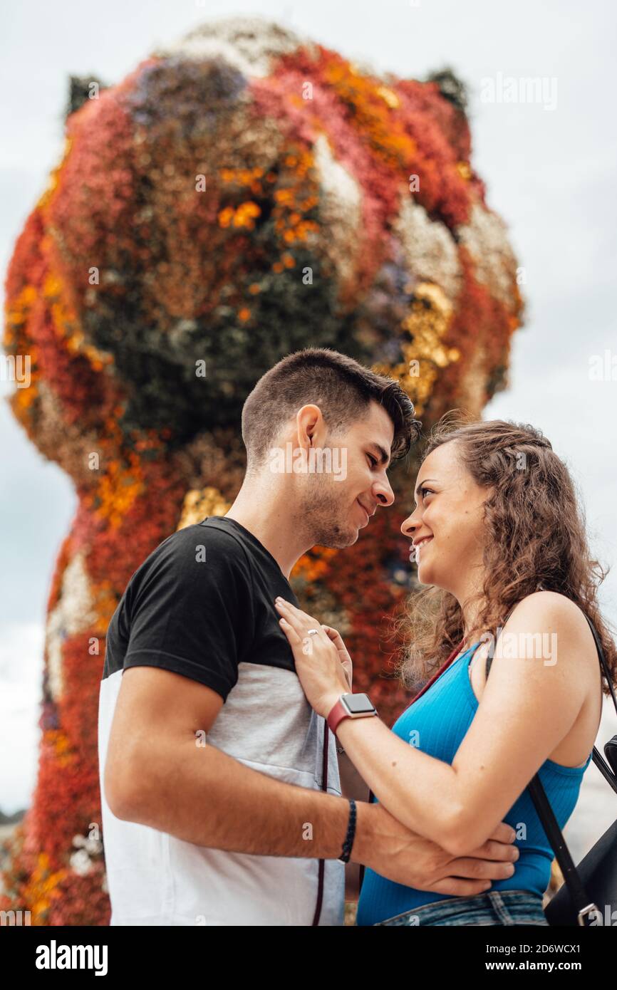 Young couple of tourists against Puppy, landmark of Bilbao in Spain ...