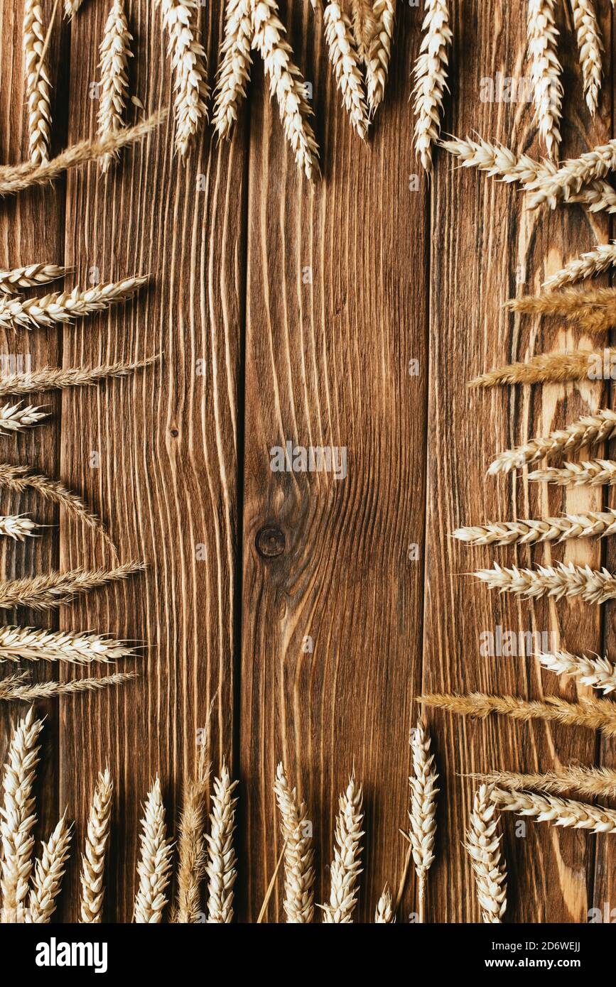 top view of wheat ears frame on wooden background Stock Photo - Alamy