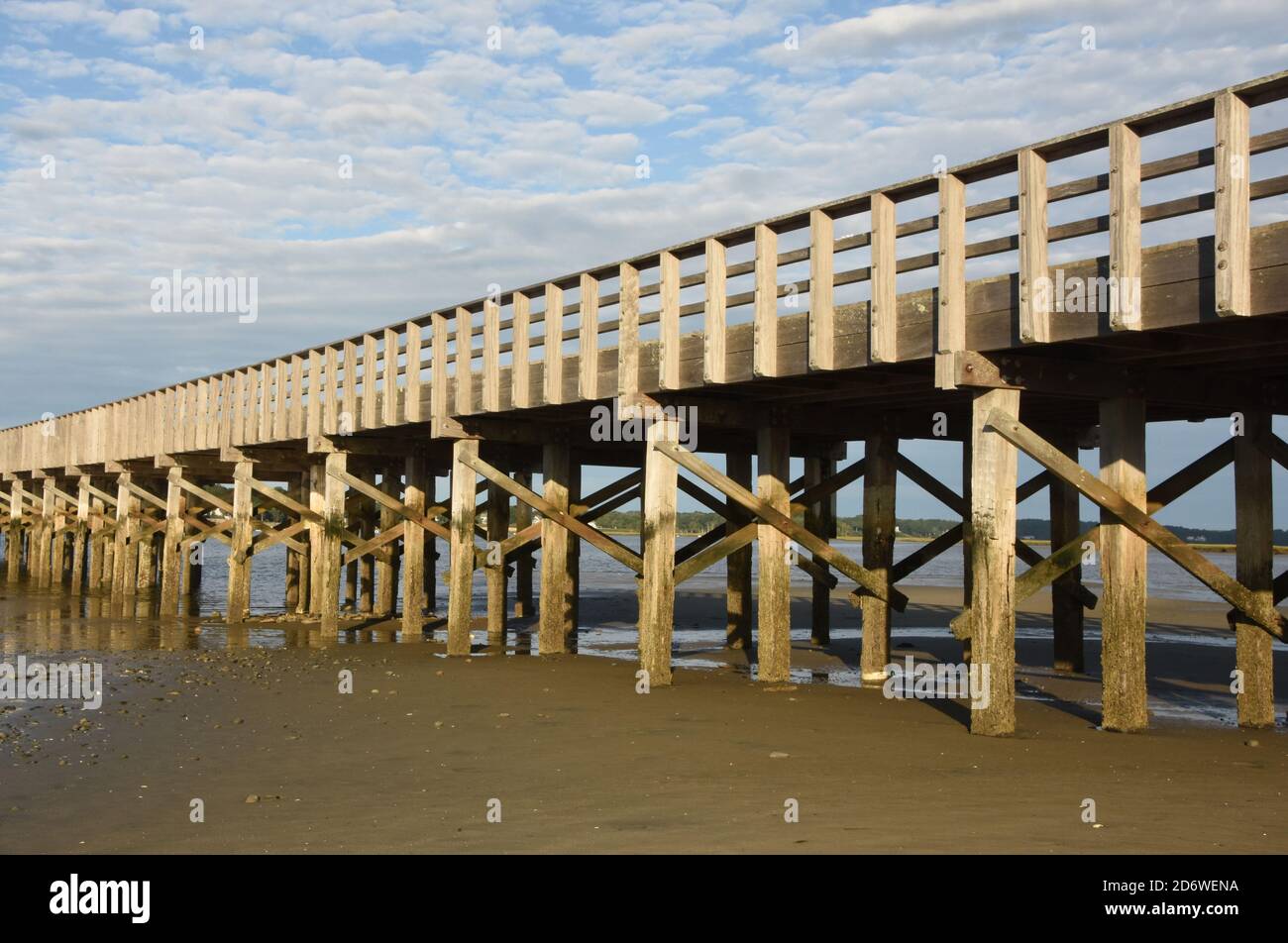 Long low bridge over a bay hi-res stock photography and images - Alamy