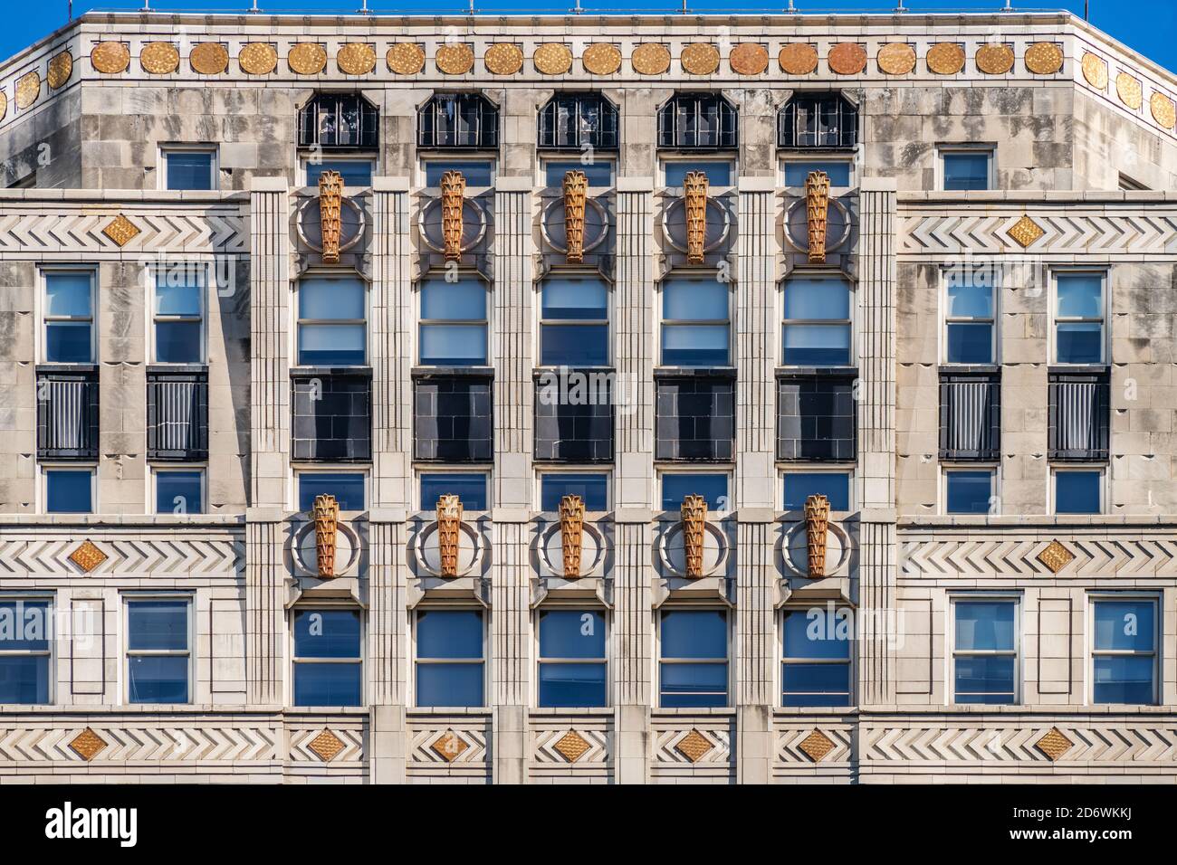 Chicago merchandise mart at night hi-res stock photography and images ...