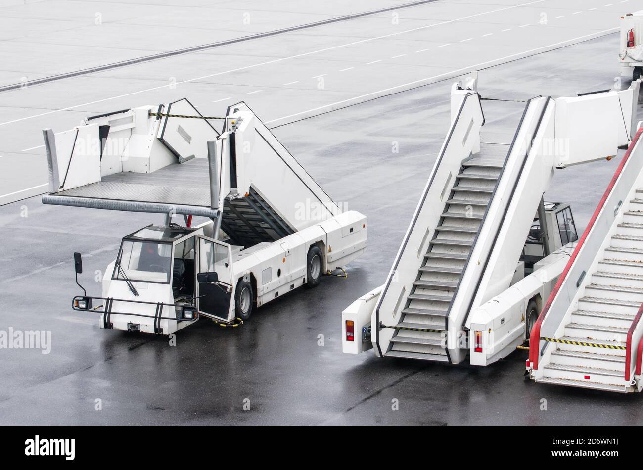 Passenger boarding airplane ladder hi-res stock photography and images ...