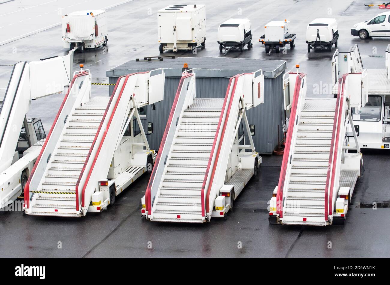 Passenger boarding airplane ladder hi-res stock photography and images ...
