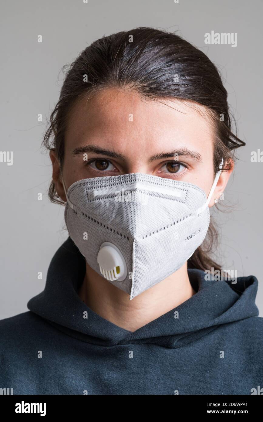 Woman wearing a PM 2.5 type protective mask that blocks particles Stock ...
