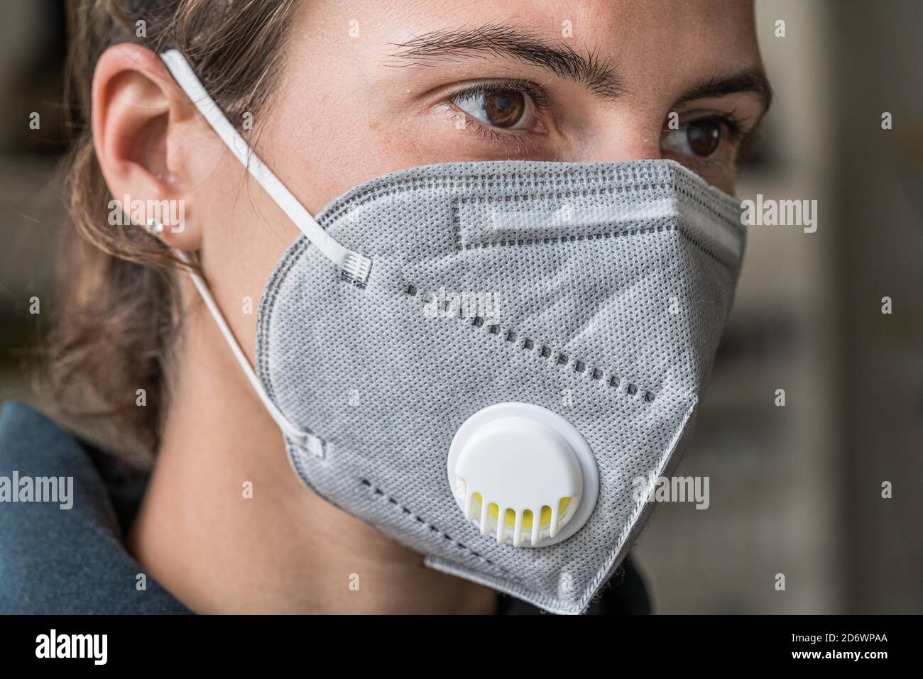 Woman wearing a PM 2.5 type protective mask that blocks particles Stock ...