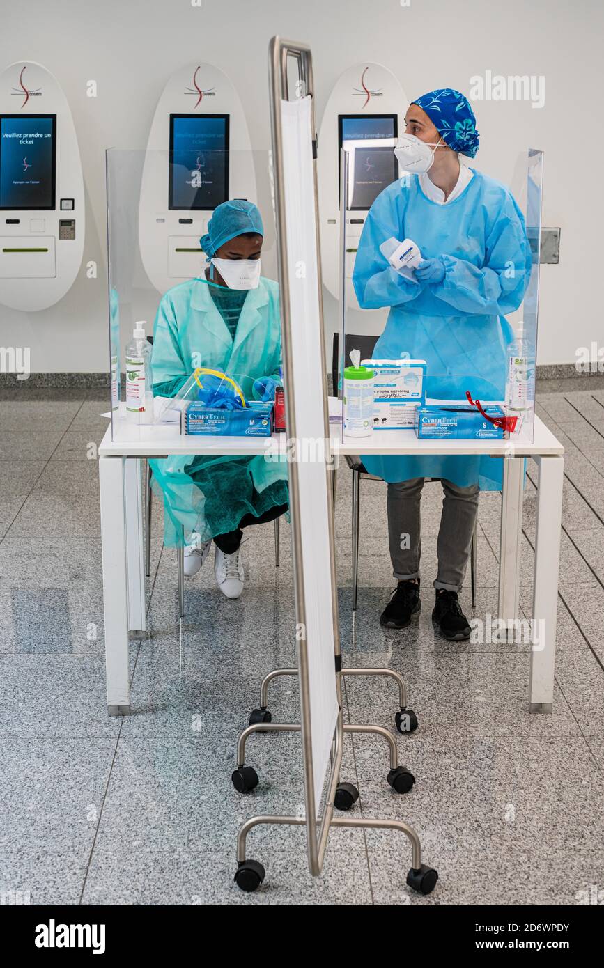 Reception desk for Covid 19 serological tests, nurse behind a Plexiglas ...