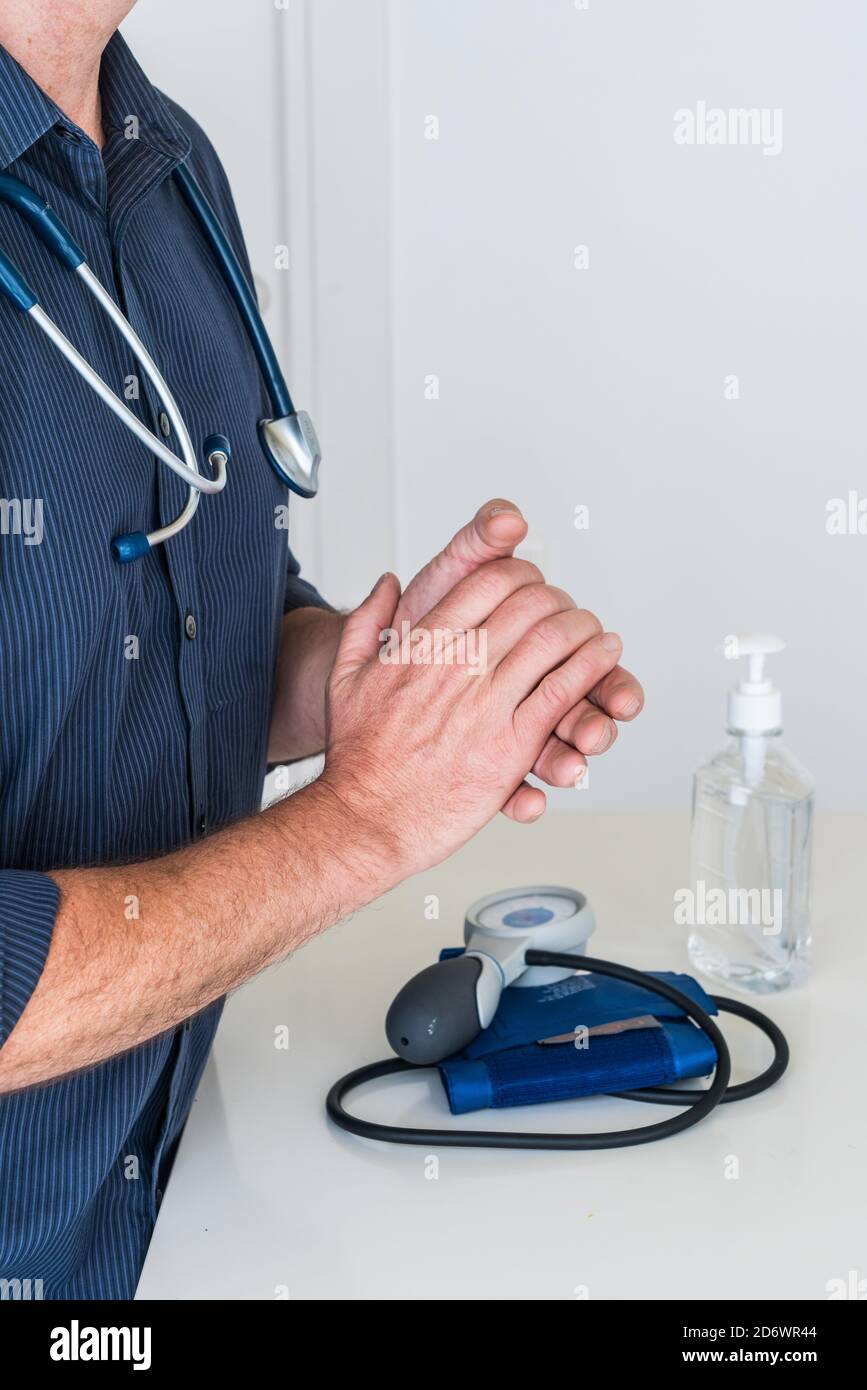 Doctor washing hands hi-res stock photography and images - Alamy