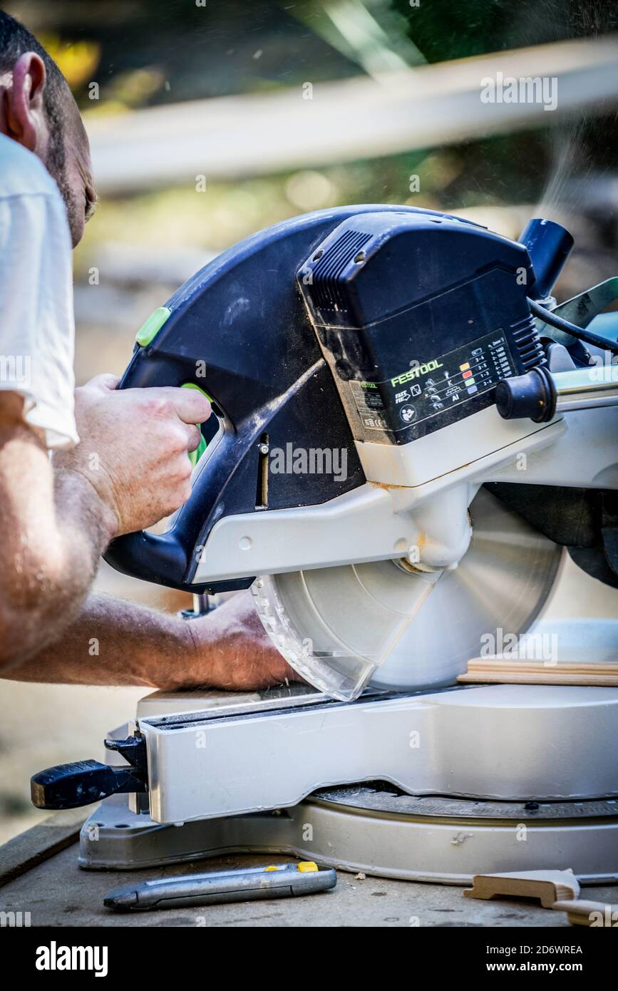 Worker using electric saw Stock Photo - Alamy