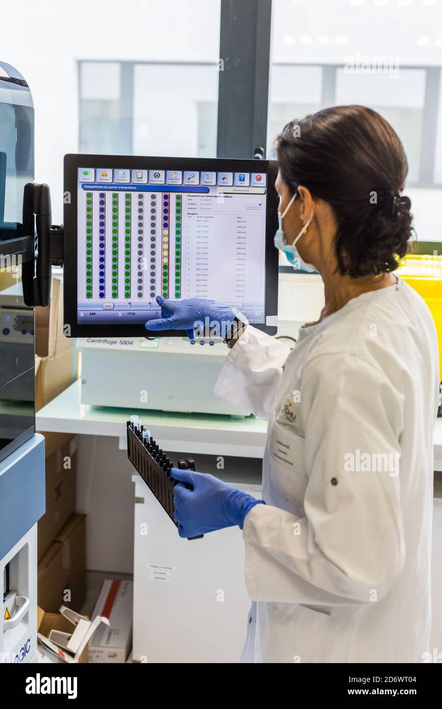 Pcr machine loading hi-res stock photography and images - Alamy