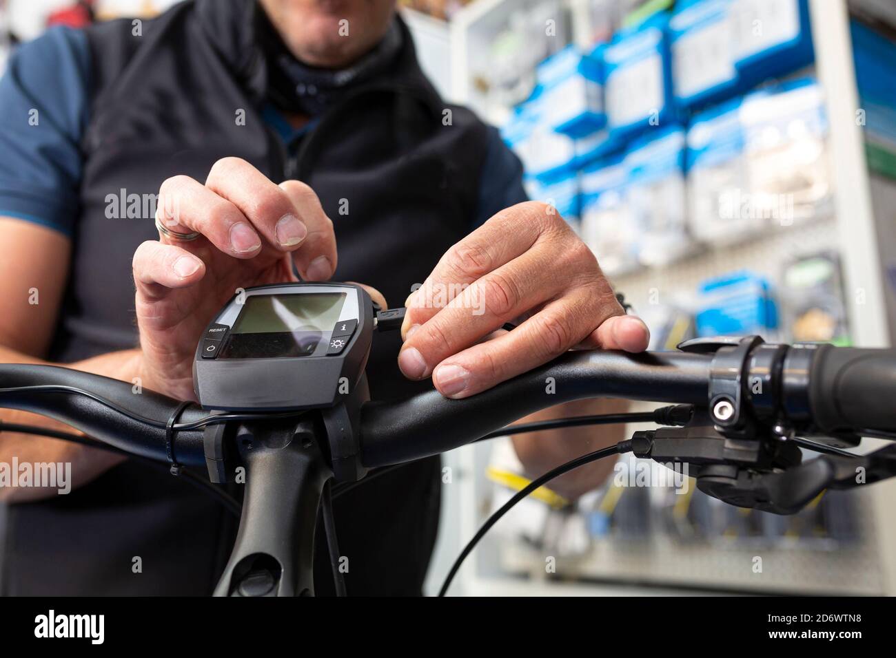 Bike mechanic maintains an e-bike Stock Photo - Alamy